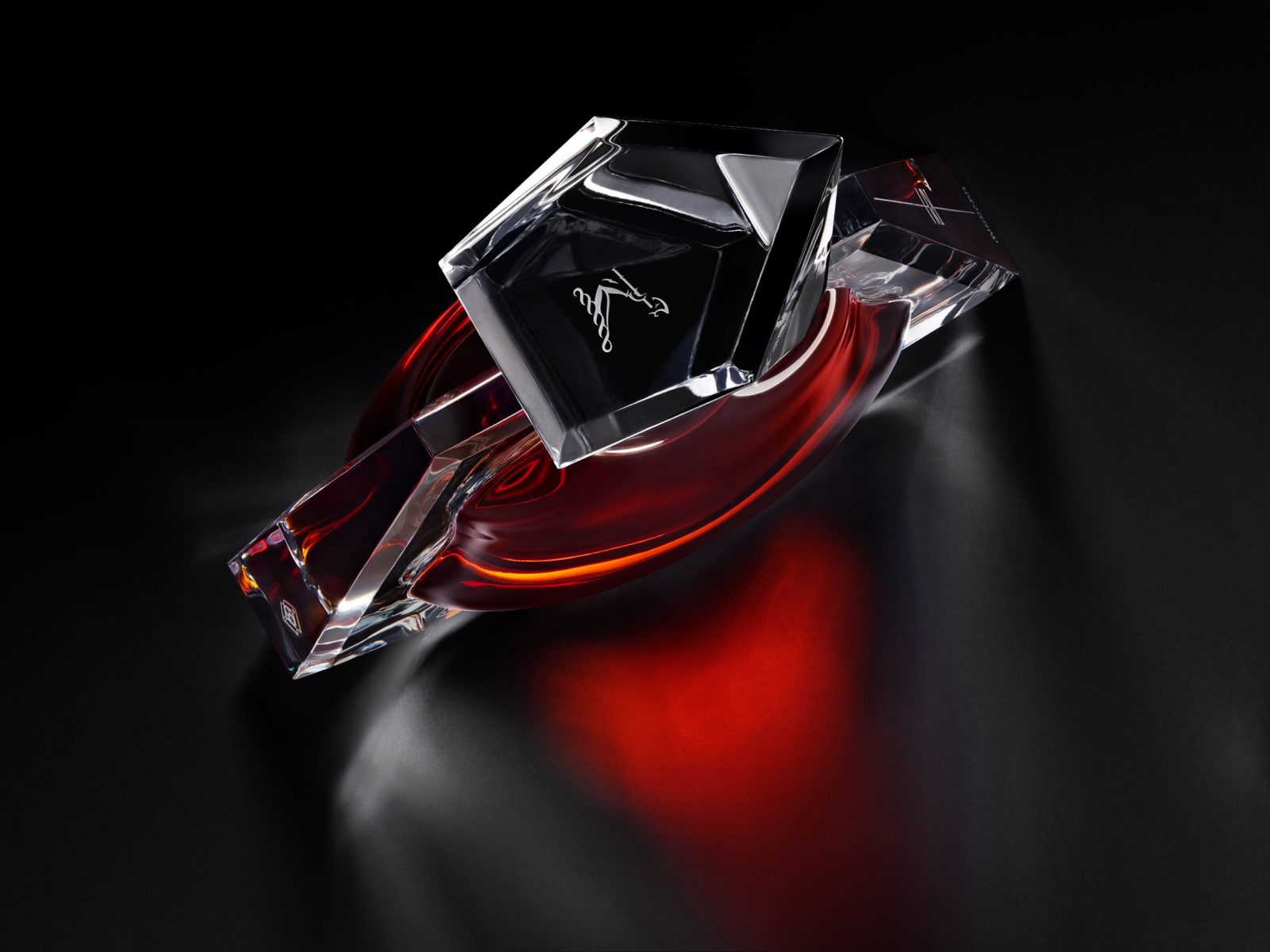 Daniel Libeskind signs the new Hennessy cognac bottle | Luxus Magazine
